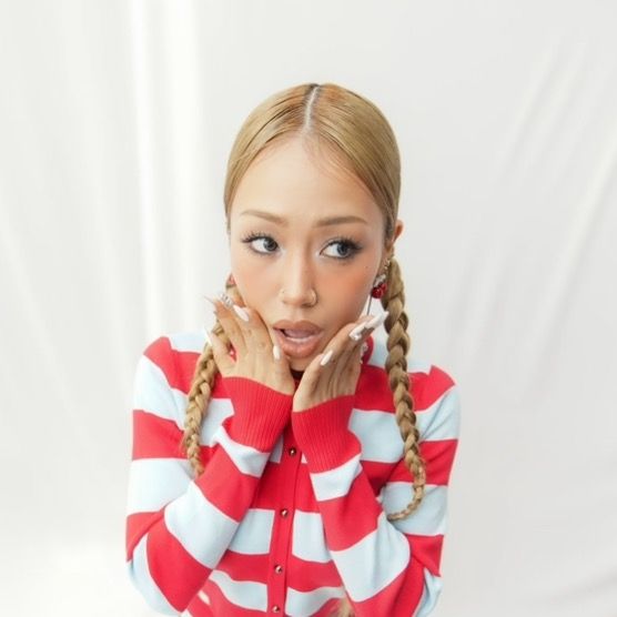 RIEHATA TikTok : 人気のティックトッカー